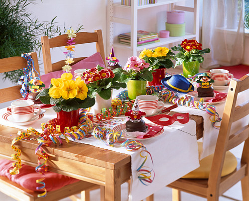 Faschings – Tischdekoration mit Primula … – Bild kaufen – 12149083 ...