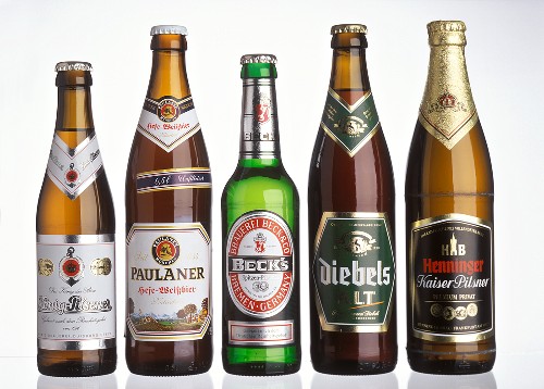 Fünf verschiedene deutsche Biere in … – Bilder kaufen – 136269 StockFood